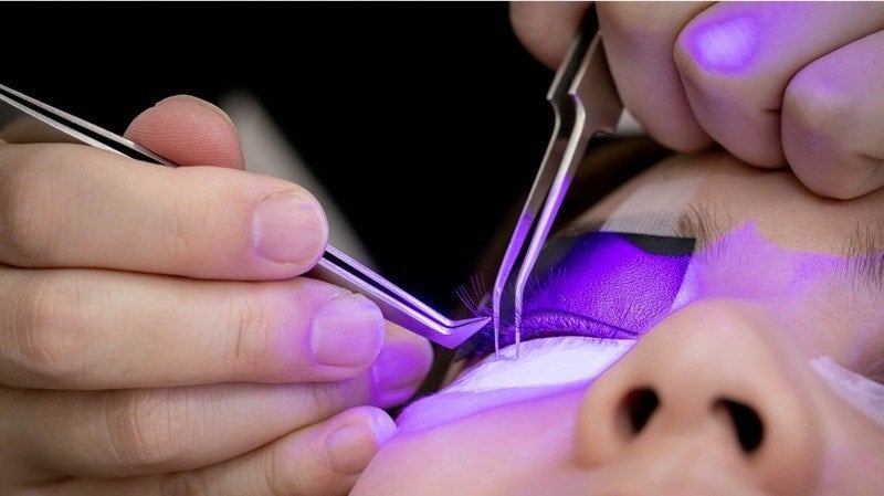 UV Eyelash Extension Training | The Lash Room Academy